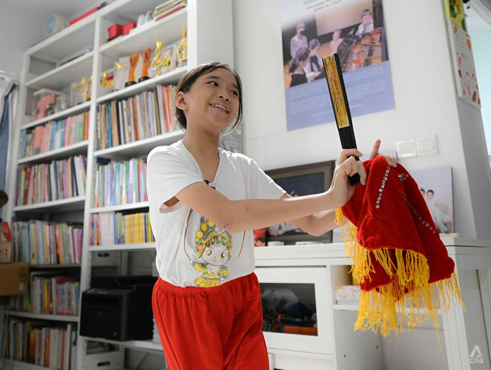 She's 12, obsessed with Chinese culture, and excels in the gaohu, erhu and Teochew opera - CNA ...